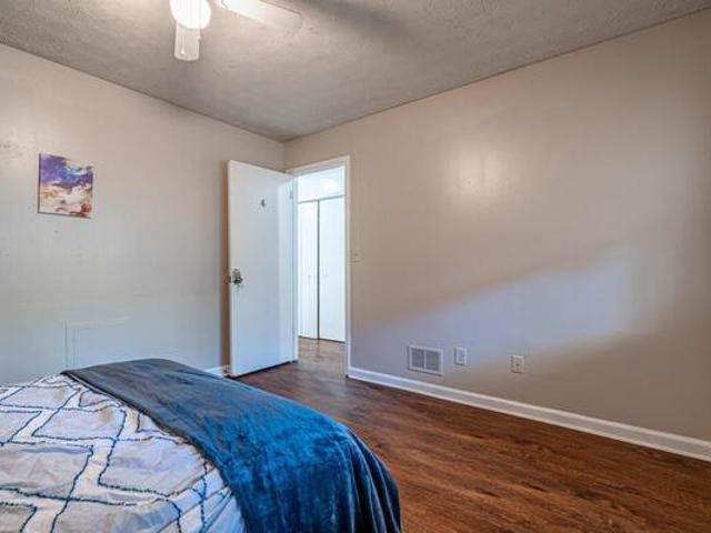 LOTS OF FREE AMENITIES ℹ PROFESSIONAL SUPER HOST Move in Fee Waived‼Free High Speed Internet Cleaning Services Included Smart Lock Rooms