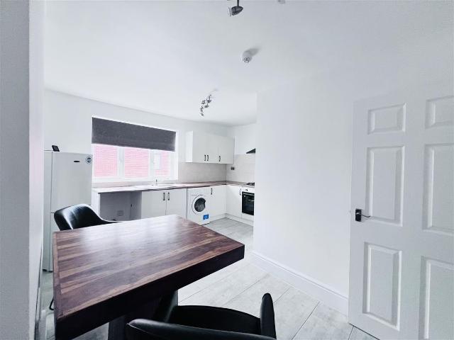 Loughborough Road, West Bridgford, Nottingham NG2, 2 bed flat to rent, £1,040 pcm | PrimeLocation