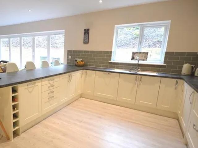 Loughton Baptist Church, 92 High Road, Loughton, IG10 4QU, United Kingdom | 4 bed house for rent #140543645 | Rentberry