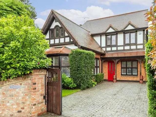 Loughton Baptist Church, 92 High Road, Loughton, IG10 4QU, United Kingdom | 5 bed house for rent #121129503 | Rentberry