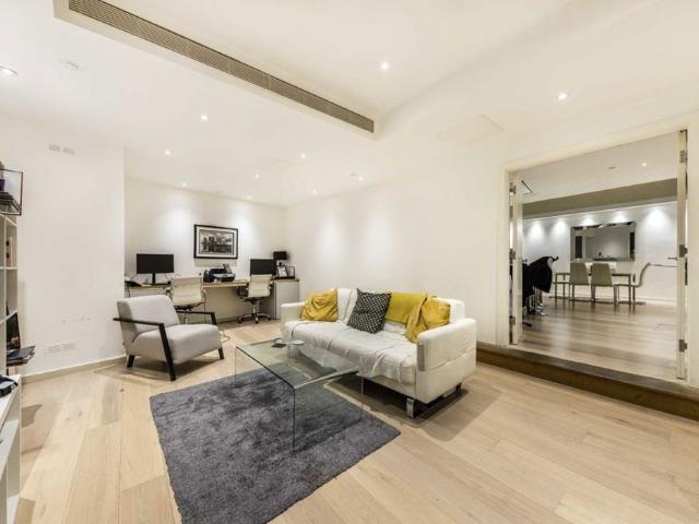 Lovat Lane, EC3R, London