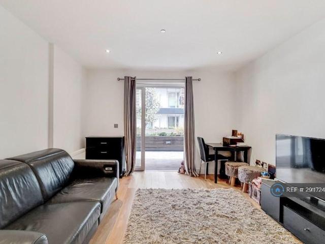 Love Lane, London, SE18 3 bed flat to rent £2,650 pcm £612 pw