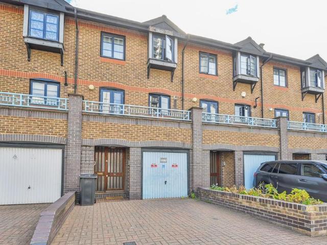 Lovegrove Walk, Isle Of Dogs, London. 3 bed house to rent £4,000 pcm £923 pw