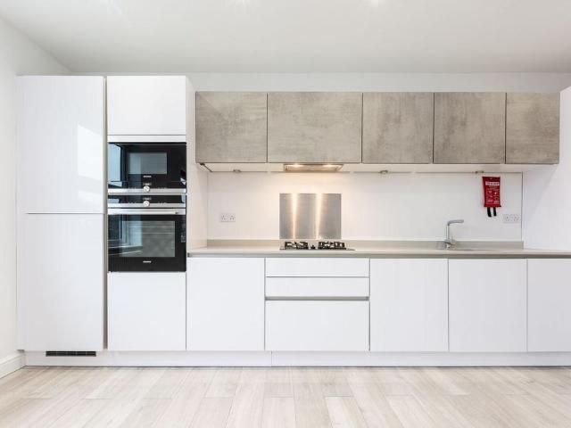 Loveday Road, Ealing, London, W13 3 bed flat to rent £3,000 pcm £692 pw
