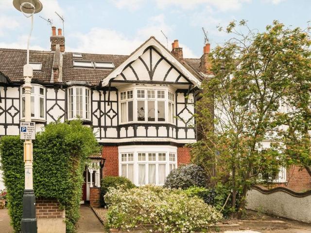 Loveday Road, London W13 4 bed flat to rent £3,397 pcm £784 pw