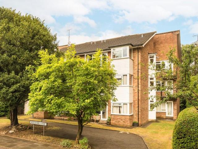 Lovelace Road, Surbiton KT6 2 bed flat to rent £1,895 pcm £437 pw