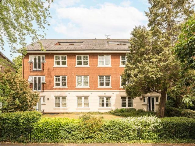 Lovelace Road, Surbiton KT6 2 bed flat to rent £2,095 pcm £483 pw