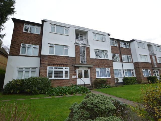 Lovelace Road, Surbiton 2 bed flat to rent £1,725 pcm £398 pw