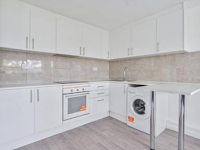 Lovelinch Close, London, SE15 4 bed flat to rent £3,350 pcm £773 pw