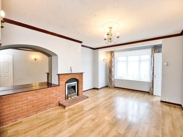Lovely 3 Bed house near Dagenham Heathway Station