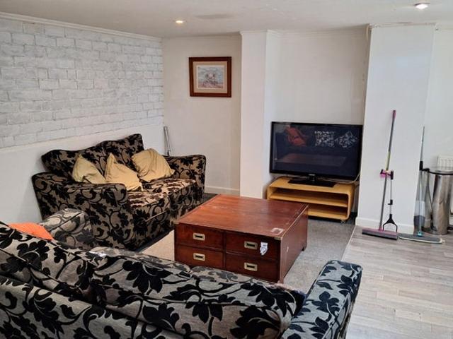 Lovely 3 Bed on Beechwood View!