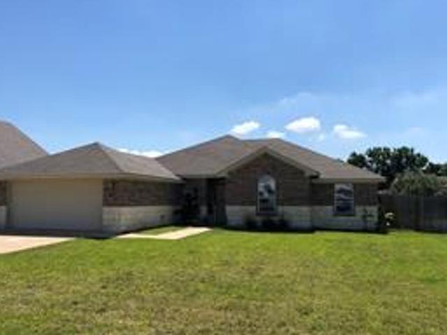 Lovely 3 Bedroom Home with Solar Panels & Pet Friendly Policy