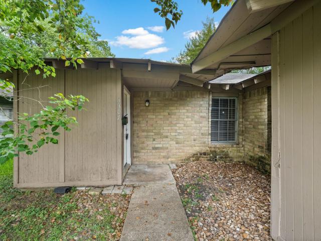 Lovely 3 Bedroom 2 Bath Duplex Home with Totally Private Backyard with Nice Wooden Privacy Fence!