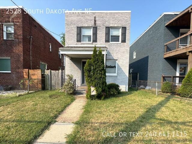 Lovely 3 BR/2 BA Single Family Home in Woodridge!