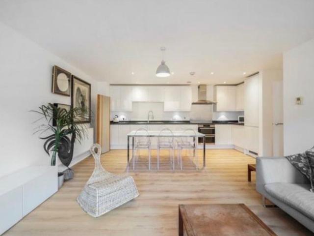 Lovely 3 double bed flat