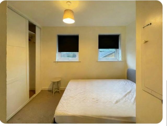 Lovely 1 bed overlooking canals near canary wharf