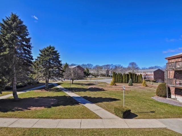 Lovely 1bd condo close to shops,restaurantstrain