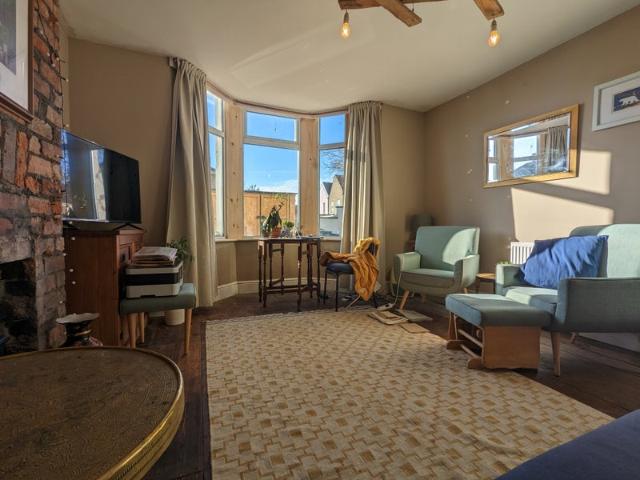Lovely 2 bed + garden study flat