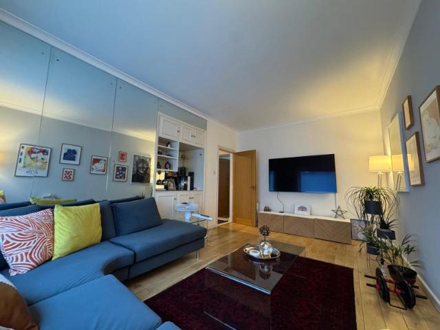 Lovely 2 bed flat with garden and large kitchen