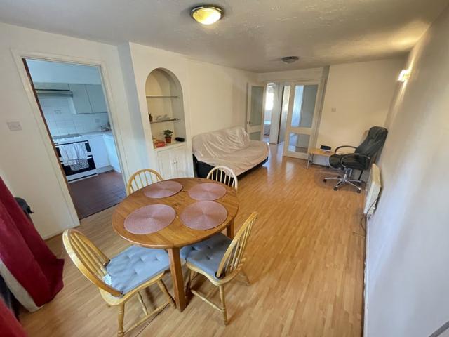 Lovely 2 bed flat within a private cul de sac