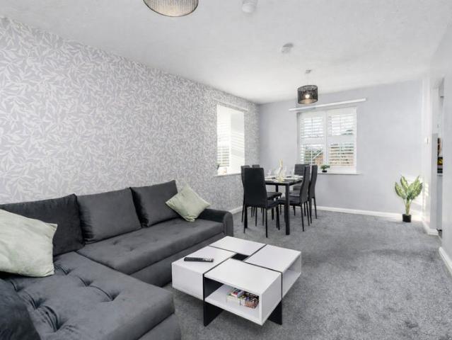 Lovely 2 Bed Furnished Apartment in Salford