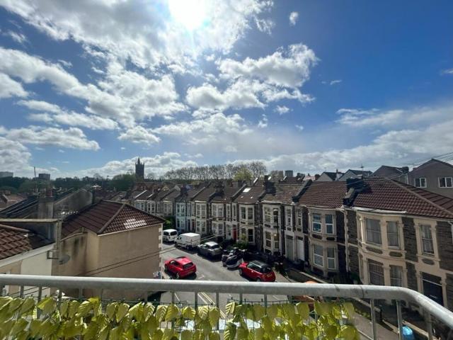 Lovely 2 bed in central St Paul's