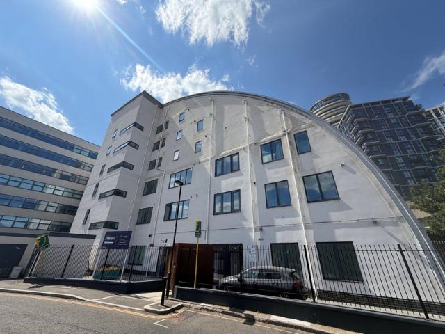 Lovely 2 bedroom apartment very close to Westfield