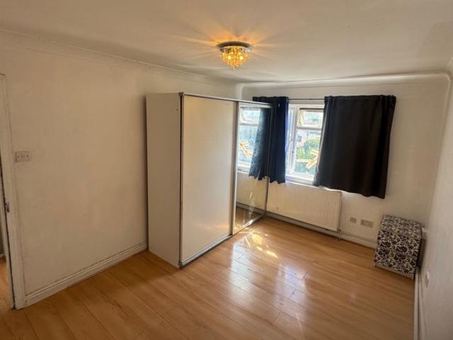 Lovely 2 bedroom flat near Willesden bus garage