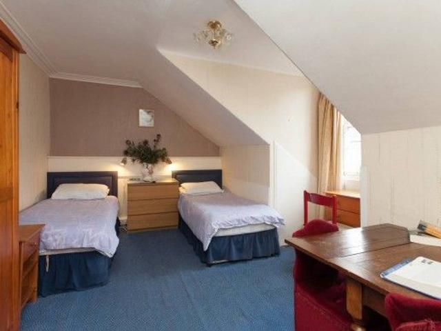 Lovely city centre house with 8 en suite bedrooms & a 2 bedroom flat