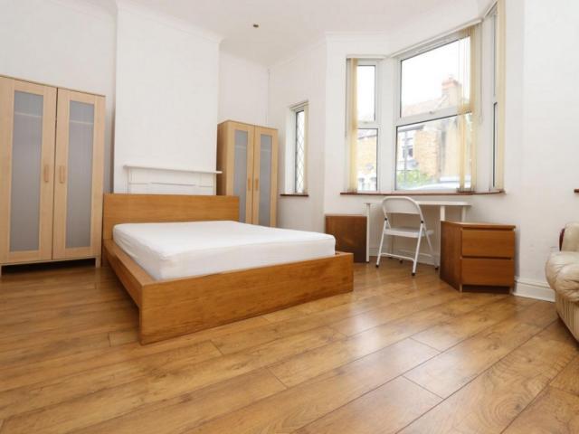 Lovely bedroom in a shared flat on the Isle of Dogs Has a Room