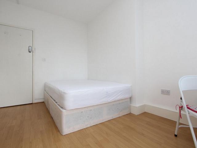 Lovely bedroom in a shared flat close to Elephant Park Has a Room