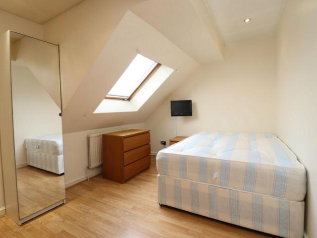 Lovely bedroom in a shared flat close to West Ham Park Has a Room