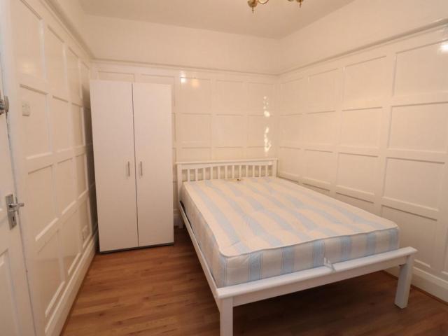 Lovely bedroom in a shared flat in Richmond Has a Room