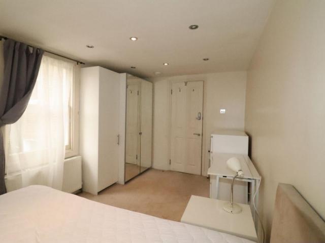 Lovely bedroom in a shared flat in the iconic notting Hill neighbourhood Has a Room