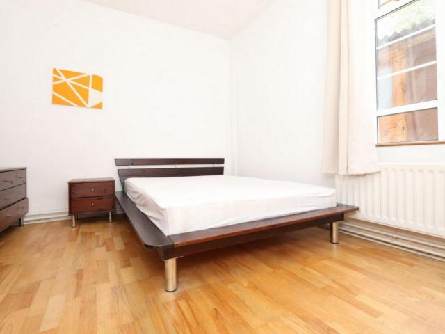 Lovely bedroom in a shred flat close to the London Zoo Has a Room