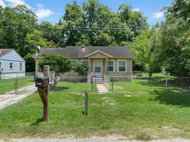 Lovely Brick 3 Bed/1 Bath Home w/ Large Covered Deck Back Porch w/ Fully Fenced Yard