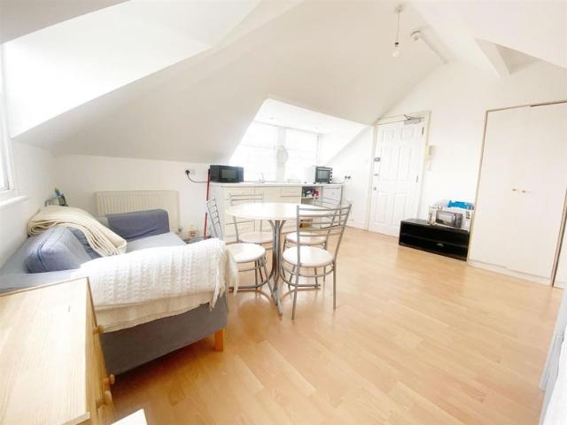 Lovely Bright Bedsit Swiss Cottage