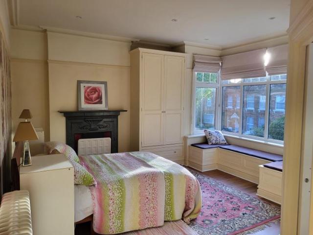 Lovely bright double ensuite room in owner occupied house, excellent transport links, parking, near shops