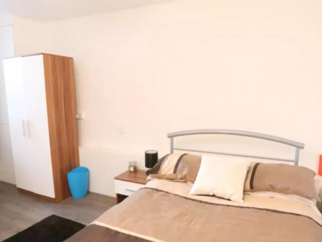 Lovely double bedroom close to Jolly's Green park Has a Room