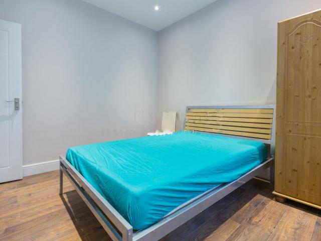 Lovely double bedroom close to the Kentish Town West train station Has a Room