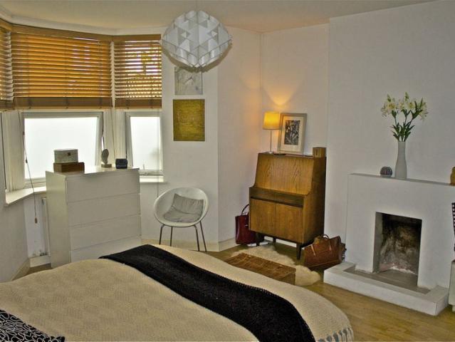 Lovely double bedroom flat in tree lined road