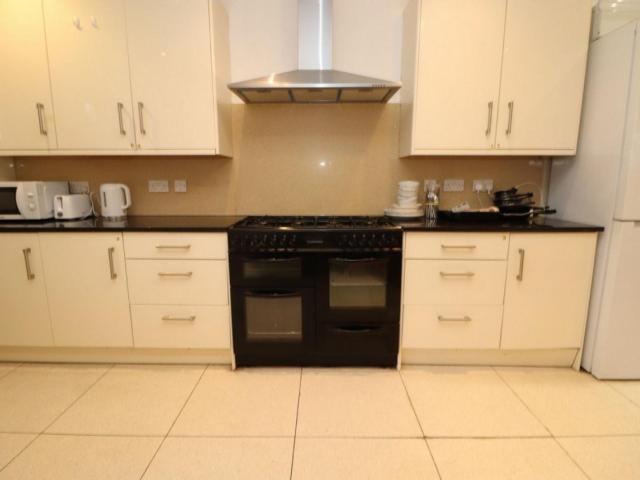 Lovely double bedroom not far from Charlton Park Has a Room