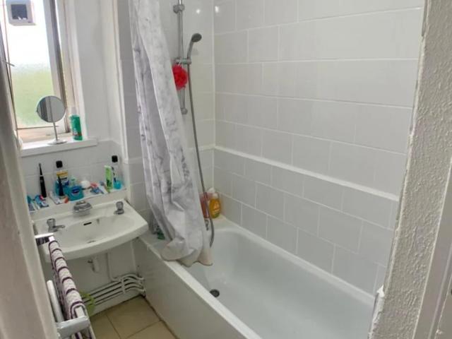 Lovely double bedroom next to Victoria Park Has a Room