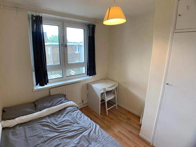 Lovely double bedroom next to Victoria Park Has a Room