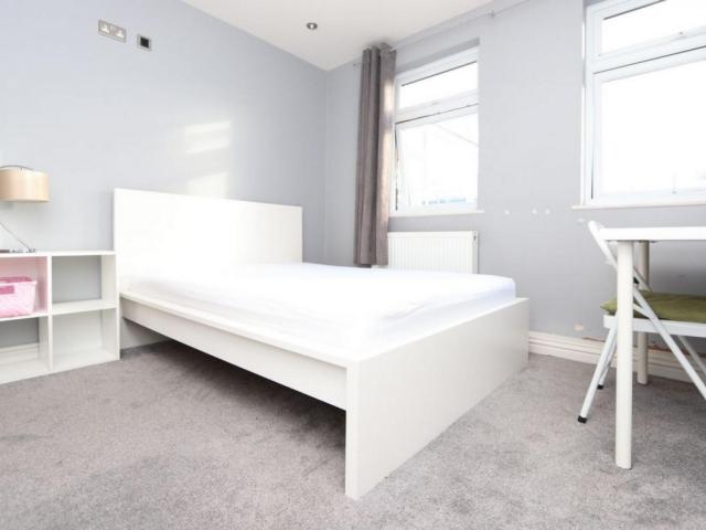 Lovely double bedroom near Brayford Square Shopping Precinct Has a Room