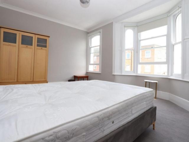 Lovely double bedroom very close to Mile End tube station Has a Room