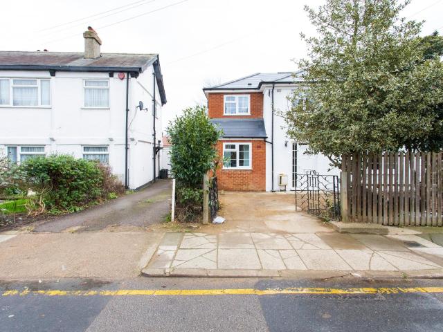 Lovely double ensuite bedroom in Ealing Has a Room