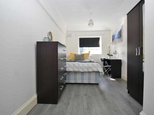 Lovely double ensuite bedroom in Ealing Has a Room