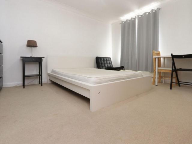 Lovely double ensuite bedroom in Limehouse Has a Room