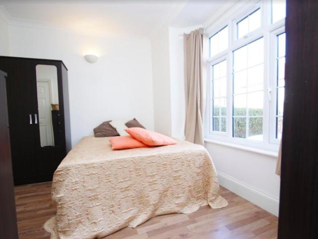 Lovely double ensuite bedroom near East Acton tube station Has a Room